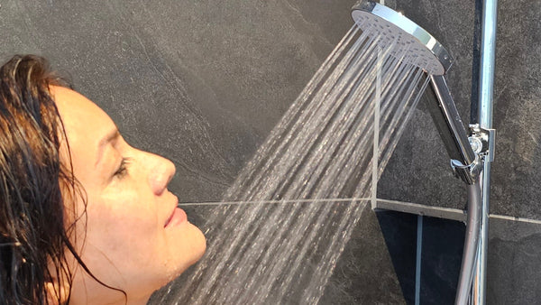 Duschgenuss pur: Wassersparende Wohlfühl-Brause mit zeitlosem Design ...